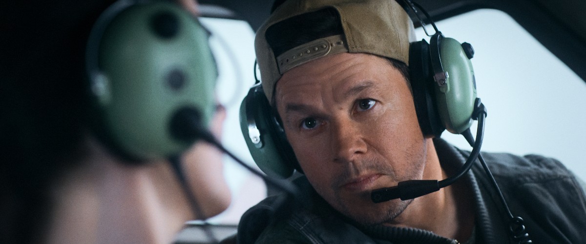 Flight Risk movie review & film summary (2025) | Roger Ebert